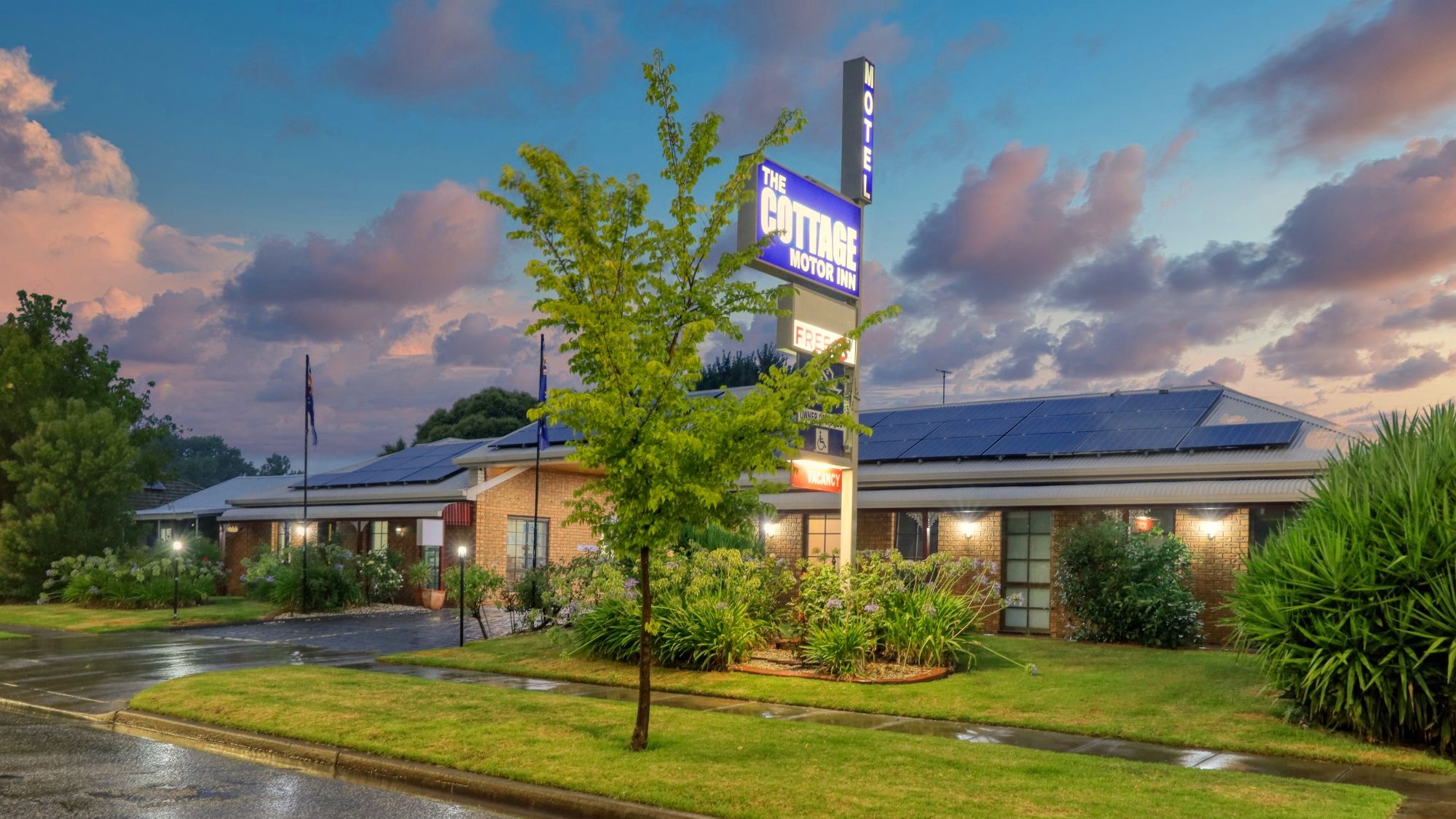 The Cottage Motor Inn:Home